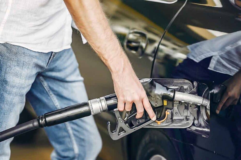 El sencillísimo truco para saber por qué lado se echa gasolina en ...