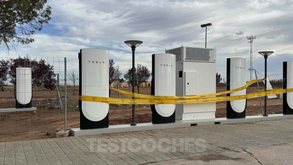 Tesla instala nuevos Supercargadores V4 en España, carga hasta 350 kW ...